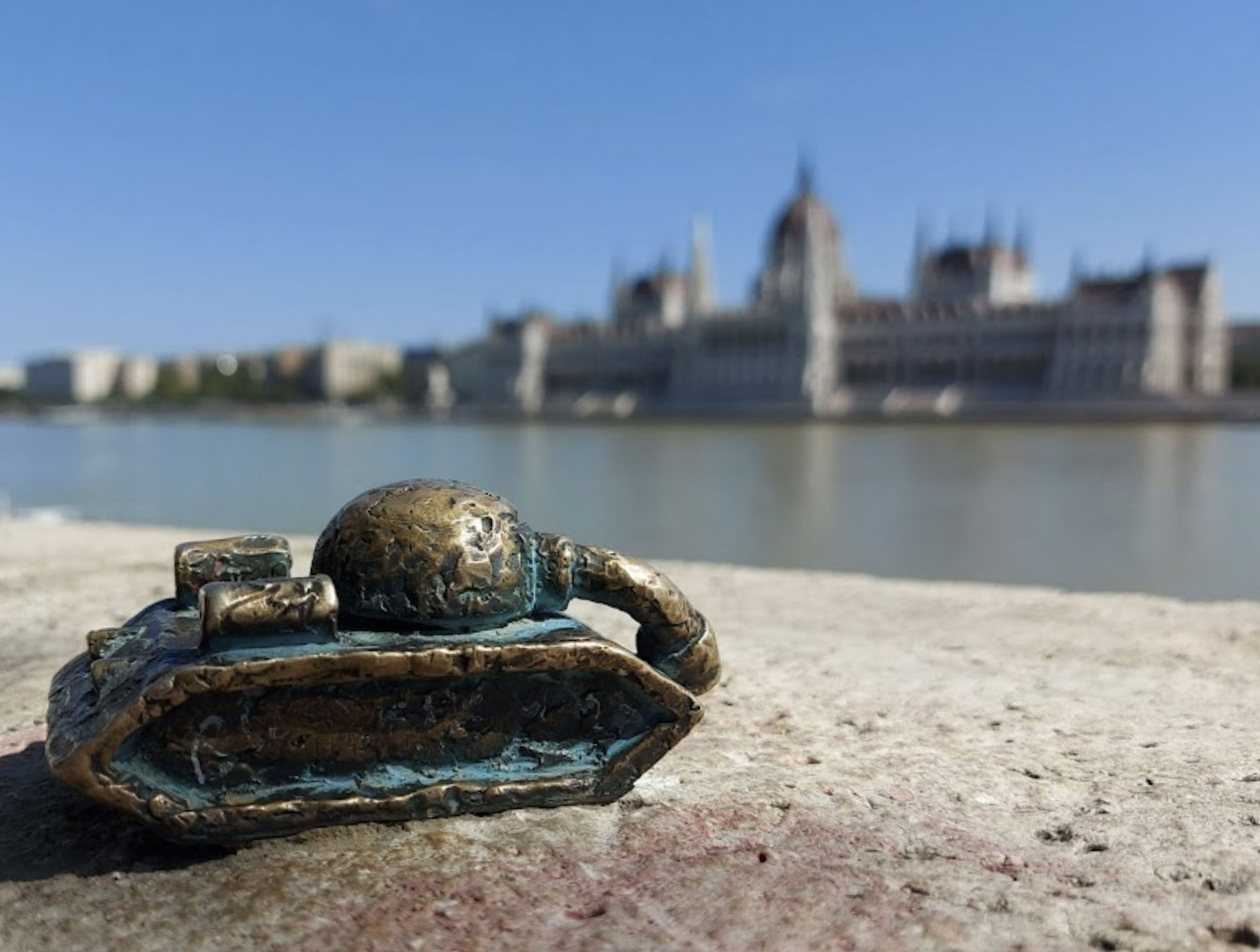 Tiny statues in Budapest – The Belgian Nomad